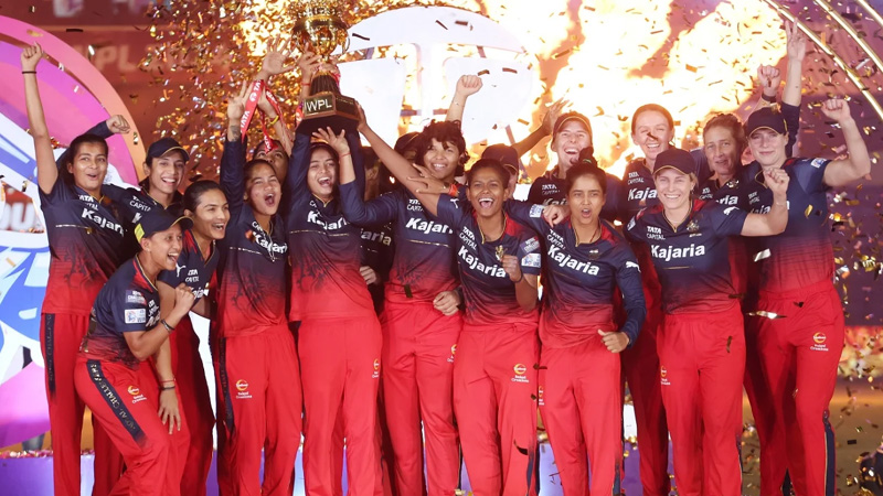 কোহলিরা পারেননি: ব্যাঙ্গালুরুকে আইপিএল শিরোপা জেতালো মেয়েরা