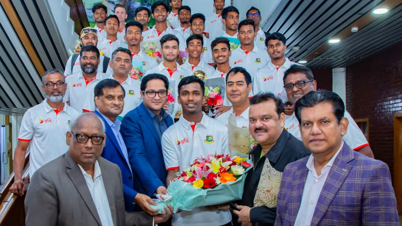 Youth champions get warm welcome at home